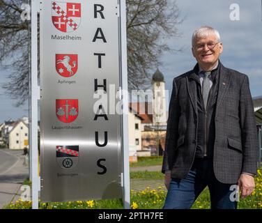 Maselheim, Deutschland. 27. April 2023. Elmar Braun sitzt mit seiner ...
