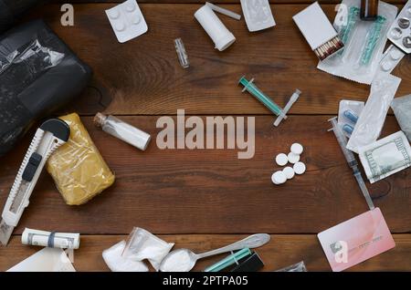 Packungen mit Pulver Drogen Material, Dollar, Banknoten und ...