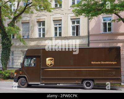 München, Deutschland - 5. August 2022 : UPS van Delivery Päckchen ...