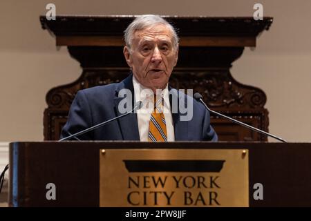 Albert Rosenblatt spricht während des Besuchs von Vsevolod Kniaziev ...