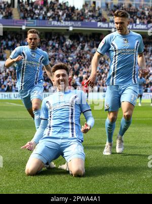 Josh Eccles (Centre) in Coventry City feiert das erste Tor seiner Seite ...