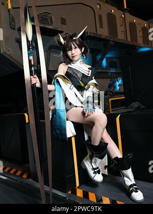 SHANGHAI, CHINA - 29. APRIL 2023 - Coser Specter beim mobilen Spiel ...