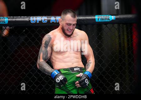 LAS VEGAS, NV - 29. April: Cody Durden (rechts) kontrolliert den Körper ...