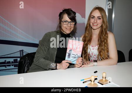 Nicole Böhm und Anabelle Stehl bei der Signierstunde ihres Buches 'Let ...