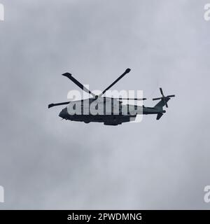 Ein Merlin Mk 4 Hubschrauber nähert sich HMS Condor und fliegt an einem ...