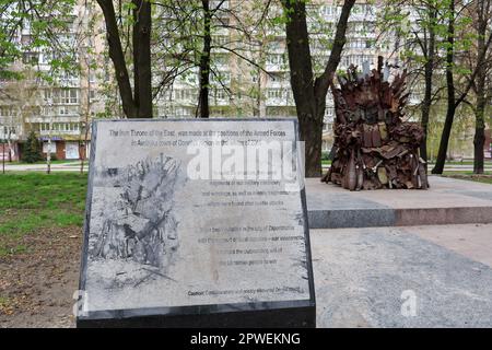 15. April 2023, Zaporischschien, Ukraine: Ein ukrainischer Soldat wird gesehen, der den Eisernen ...