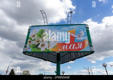 Grodno, Belarus - 24. April 2023: Ein Plakat mit Glückwünschen zum ...