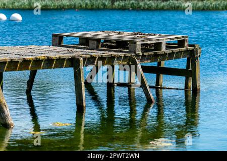 Reiz der Ruhe am See: Eine atemberaubende Aussicht auf einen hölzernen ...