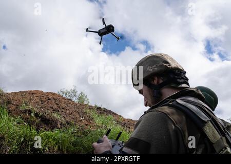 25. April 2023, Ukraine: Ein Drohnenmonitor wird während einer Demonstration der ...