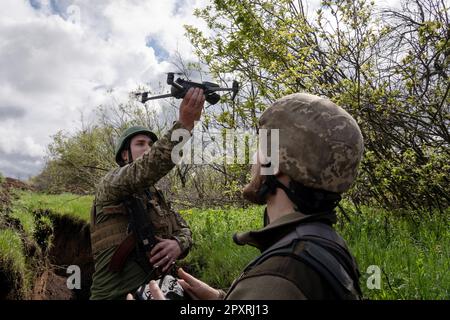 25. April 2023, Ukraine: Ein ukrainischer Soldat wird gesehen, wie er eine Demonstration der ...