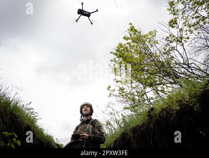 25. April 2023, Ukraine: Ein Drohnenmonitor wird während einer Demonstration der ...