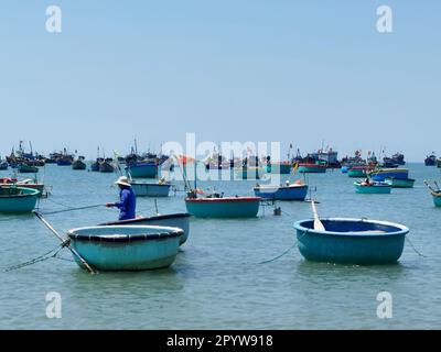 08. März 2023, Vietnam, Mui Ne: Traditionelle Rundboote und Holzboote ...
