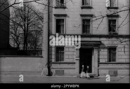 DDR, Berlin, 17. 4. 1988, zwei Nonnen im Altersheim am Koppenplatz auf ...