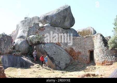 Masvingo, Simbabwe. 5. Mai 2023. Touristen besuchen das Great Simbabwe ...