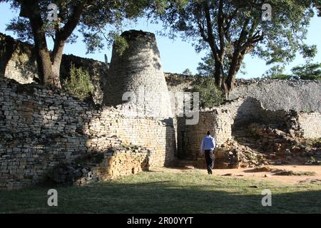 Masvingo, Simbabwe. 5. Mai 2023. Touristen besuchen das Great Simbabwe ...