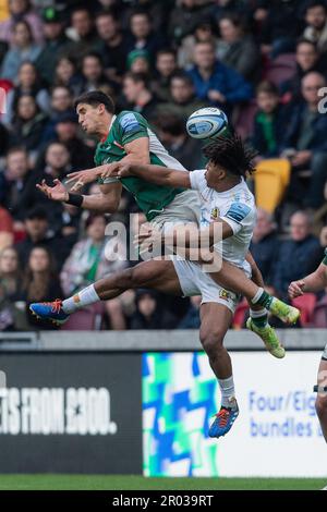 Exeter Chief's Immanuel Feyi-Waboso (Mitte) wird von Gloucesters Seb ...