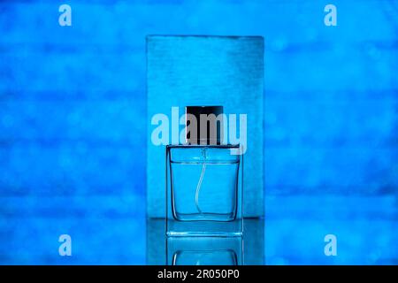 Vorderansicht teures Parfüm auf blauem Hintergrund Duft Geschenk ...