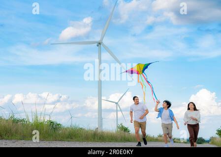 Progressives glückliches sorgloses Familienurlaubskonzept. Junge Eltern ...