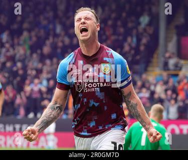 Ashley Barnes #10 von Burnley feiert, dass sie beim Sky Bet ...