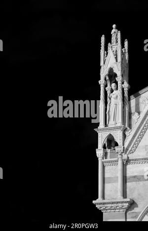 Türme und Zinnen von Santa Maria della Spina (St. Maria des Thorn) unter Wolken. Ein wunderbares ...