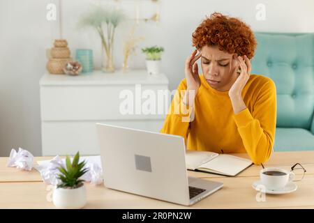 Afrikanische Frau berührt Tempel und erlebt Stress. Ein Mädchen im ...
