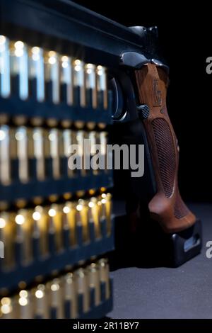 Elegante halbautomatische 9mm-Pistole mit Schweizer Helvetia-Symbol auf ...