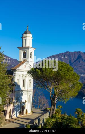 Die Kirche der Heiligen Fedele und Simone und der Luganersee mit dem ...