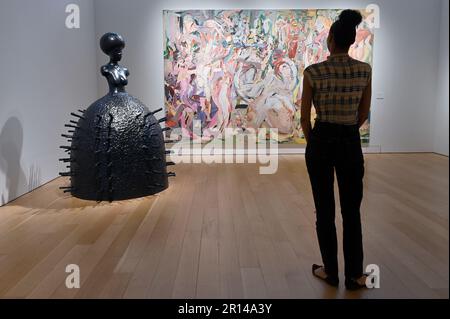 Eine Person vor Cecily Brown's Trouble in Paradise, 1999, während eines ...