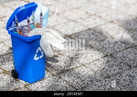 Medizinische Abfälle, Offener Müllcontainer voll mit Pillen, Spritzen ...