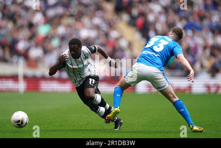 Chesterfield's Bailey Clements (rechts) und Notts County Ruben ...