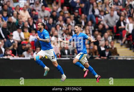 Armando Dobra (rechts) von Chesterfield feiert das zweite Tor seiner ...