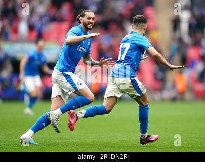 Armando Dobra (rechts) von Chesterfield feiert das zweite Tor seiner ...