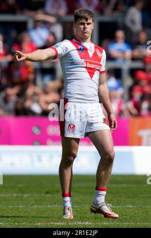 Jon Bennison Nr. 5 von St. Helens hat einen großen Hit beim Betfred ...