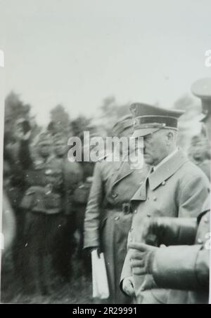 WW2, 2. Weltkrieg, Adolf Hitler besucht deutsche Soldaten in Langemark ...