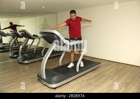 Vierzig Jahre alter, dunkelhaariger erwachsener Latino-Mann trainiert ...