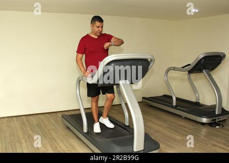 Vierzig Jahre alter, dunkelhaariger erwachsener Latino-Mann trainiert ...