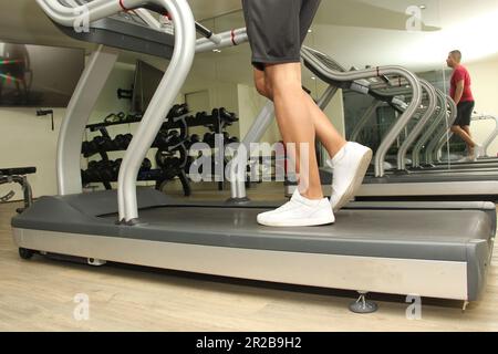 Vierzig Jahre alter, dunkelhaariger erwachsener Latino-Mann trainiert ...