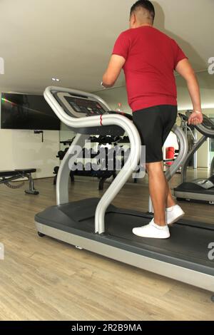 Vierzig Jahre alter, dunkelhaariger erwachsener Latino-Mann trainiert ...