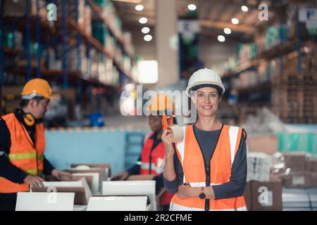 Lagerarbeiter organisieren Produkte nach Größe, Form und Kategorie ...