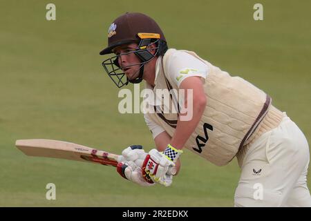London, Großbritannien. , . Surreys Tom Lawes feiert mit Jamie Overton ...