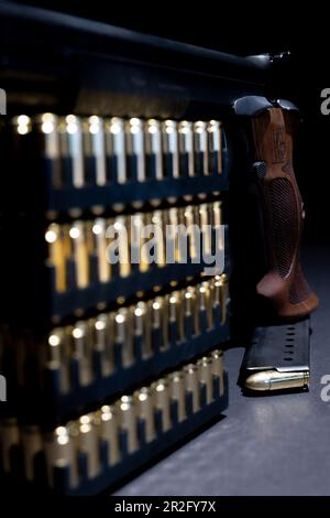 Elegante halbautomatische 9mm-Pistole mit Schweizer Helvetia-Symbol auf ...