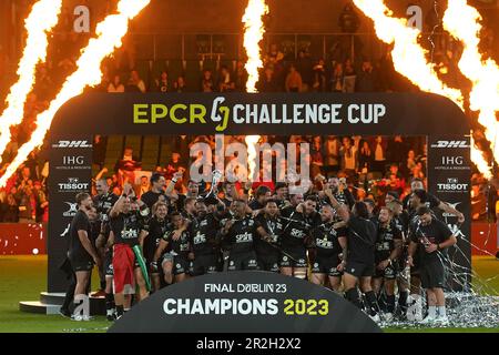 Toulon-Spieler feiern mit der Trophäe, nachdem sie das ECPR Challenge ...