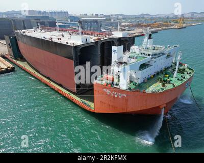 YANTAI, CHINA - 19. MAI 2023 - Ein sehr großer Öltanker, unterstützt ...
