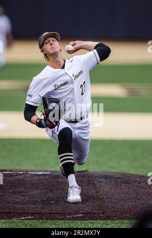 19. Mai 2023: Wake Forest Demon Deacons Pitcher Josh Hartle (23) wärmt ...