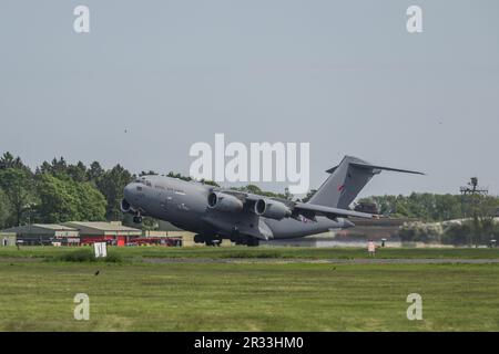 RAF Boeing C-17 Globemaster startet bei RAF Leeming, Leeming Bar ...