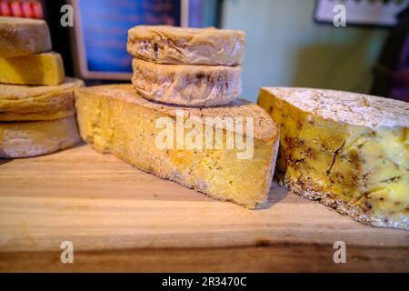 Reifender handgemachter Käse mit verschiedenen Gewürzen auf einem ...