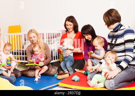 Vier Mütter mit ihren schönen Kindern im kindergarten Stockfotografie ...