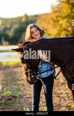 schöne Mädchen mit Pferd Stockfotografie - Alamy