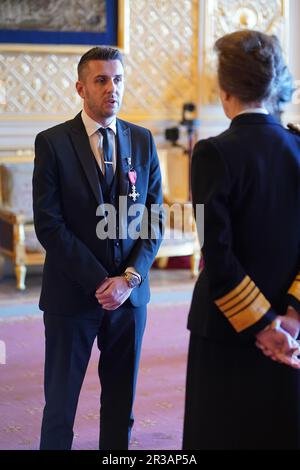 Mr. Mark Selby aus Lutterworth wird von der Prinzessin Royal in Windsor ...