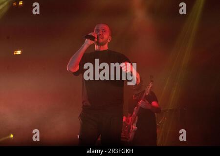 Neapel, Italien. 23. Mai 2023. Der italienische Sänger Raf tritt live ...